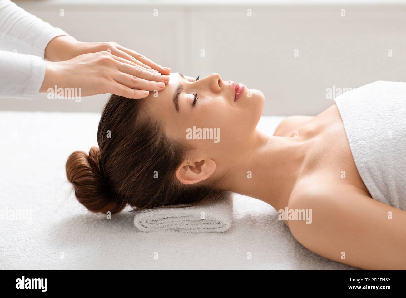 Acupressure head massage for beautiful young woman at thai spa Stock ...