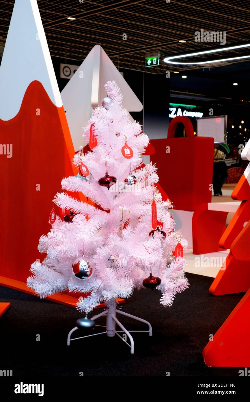 White Christmas tree in department store 2 Stock Photo - Alamy