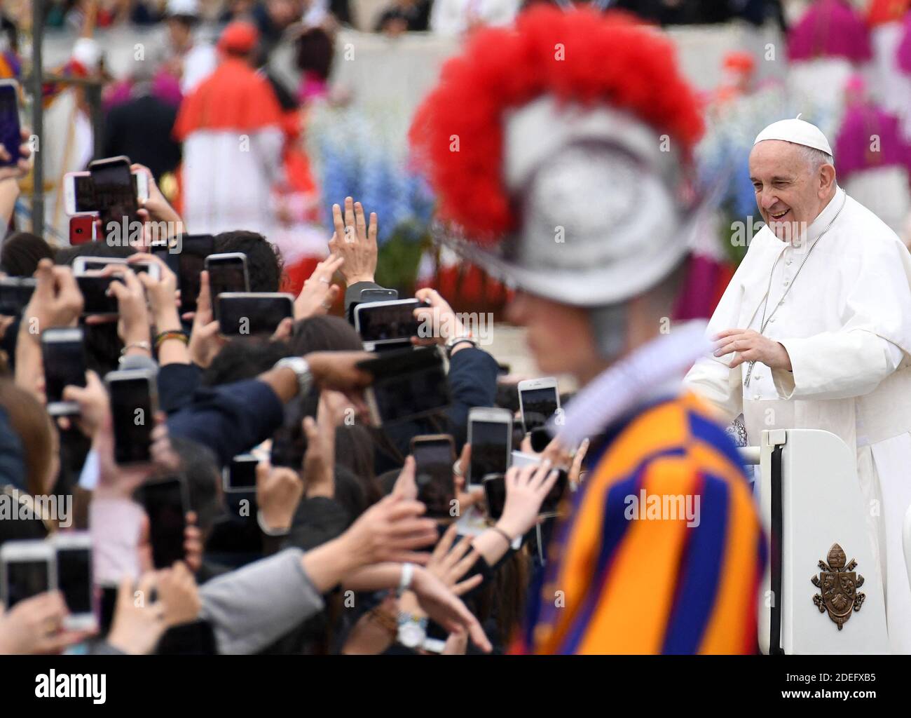 Pope Francis waves to the crowd after the celebration of the Easter ...