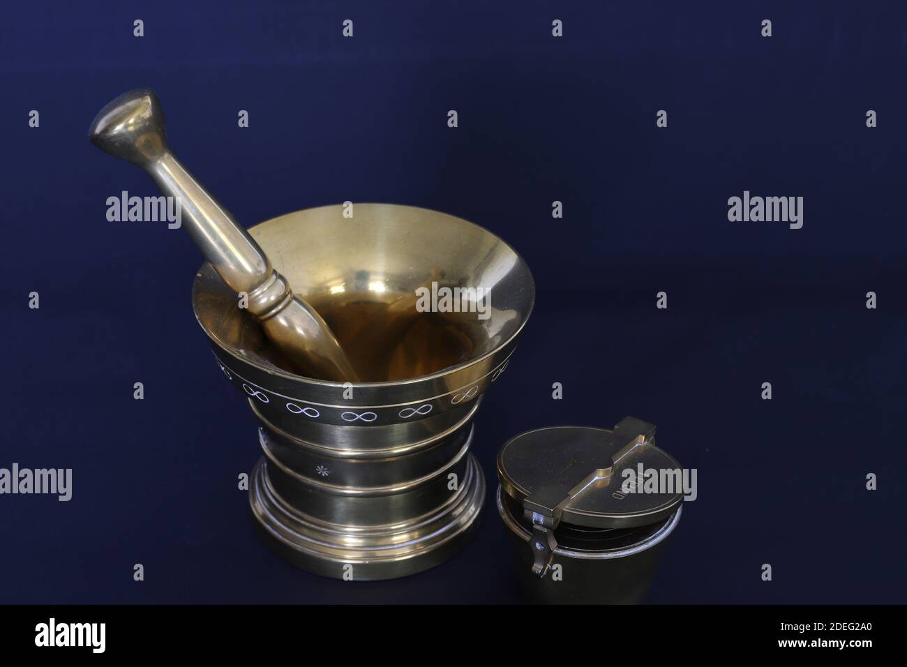 mortar with pestle and scale weight Stock Photo - Alamy