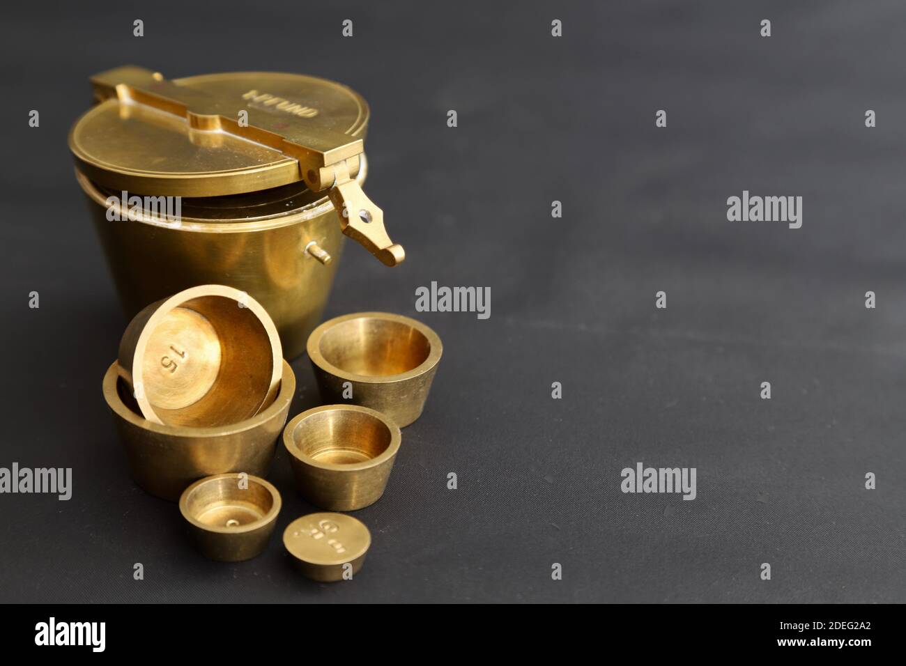 Scale and weights hi-res stock photography and images - Alamy