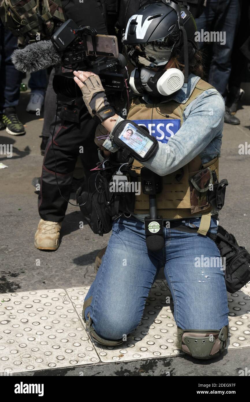 News cameraman riot hi-res stock photography and images - Alamy