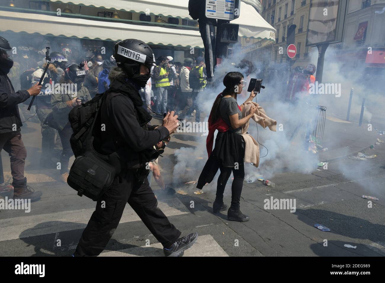Police riot helmet gas mask hi-res stock photography and images - Alamy
