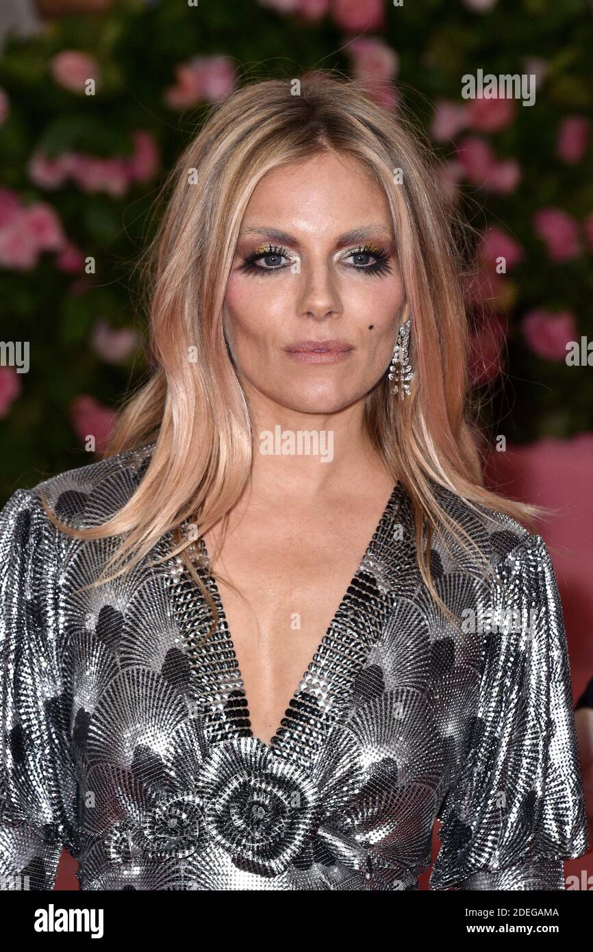 Sienna miller 2019 met gala hi-res stock photography and images - Alamy