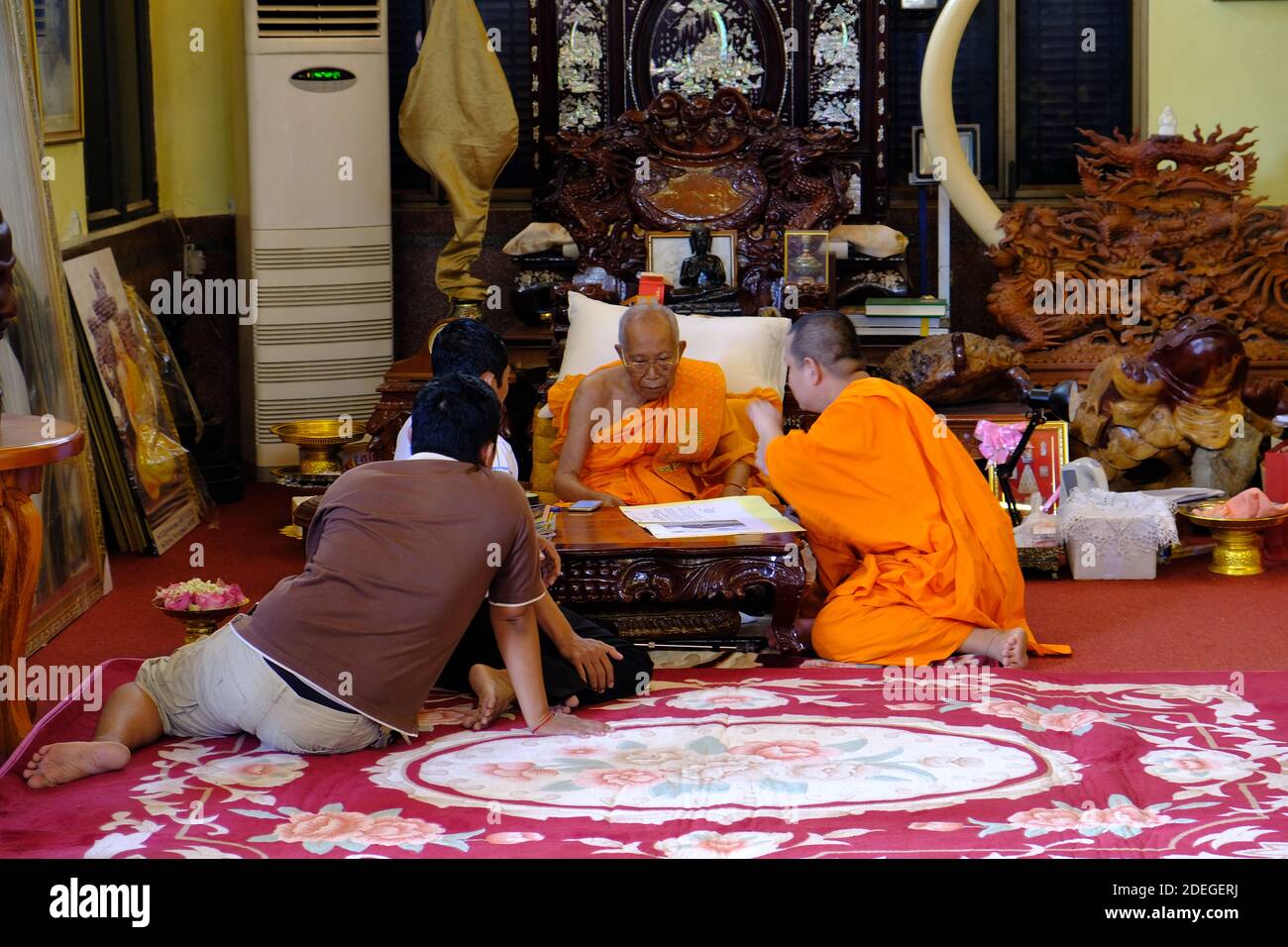 Cambodia Phnom Penh - Ceremony with monks in Wat Ounalom Monastery ...