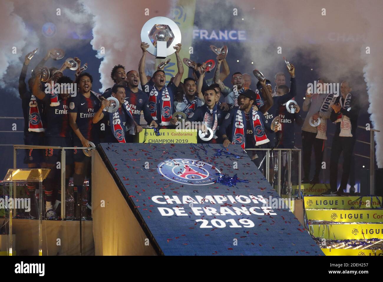 PSG players receiving the Hexagonal Trophy of winners of the French ...