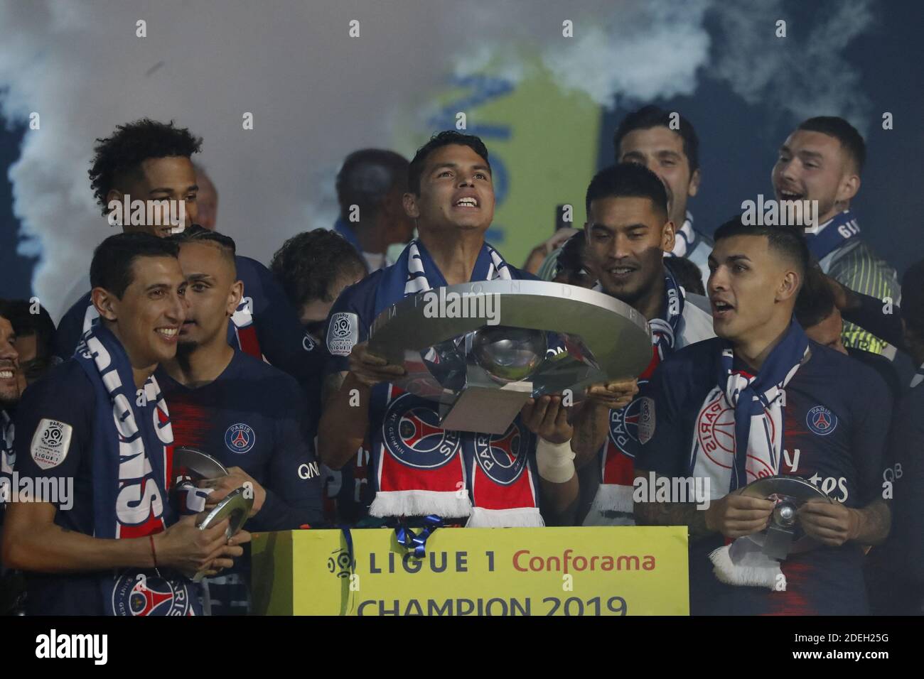 PSG players receiving the Hexagonal Trophy of winners of the French ...