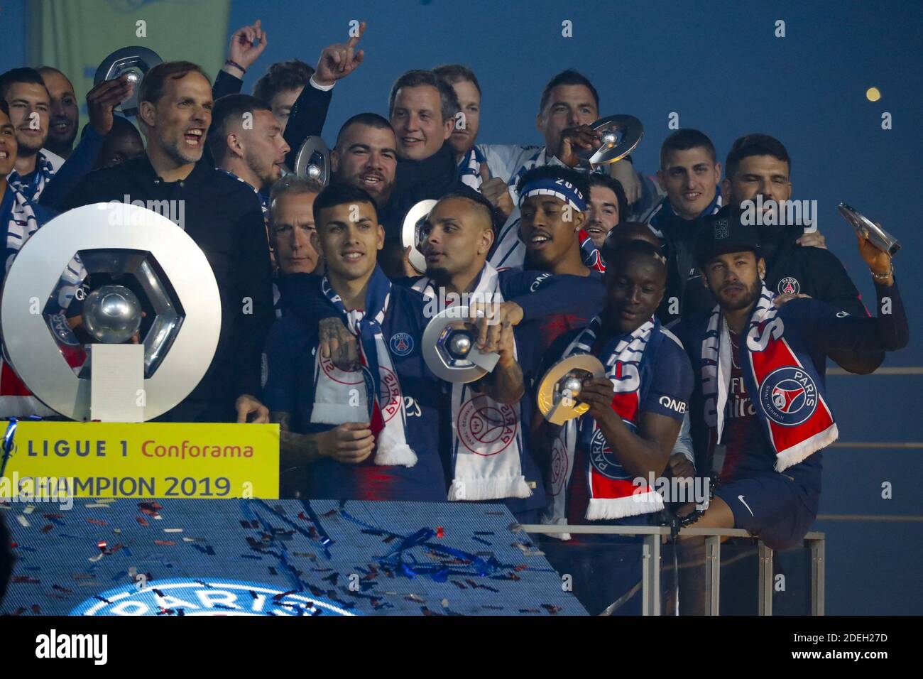 PSG players receiving the Hexagonal Trophy of winners of the French ...