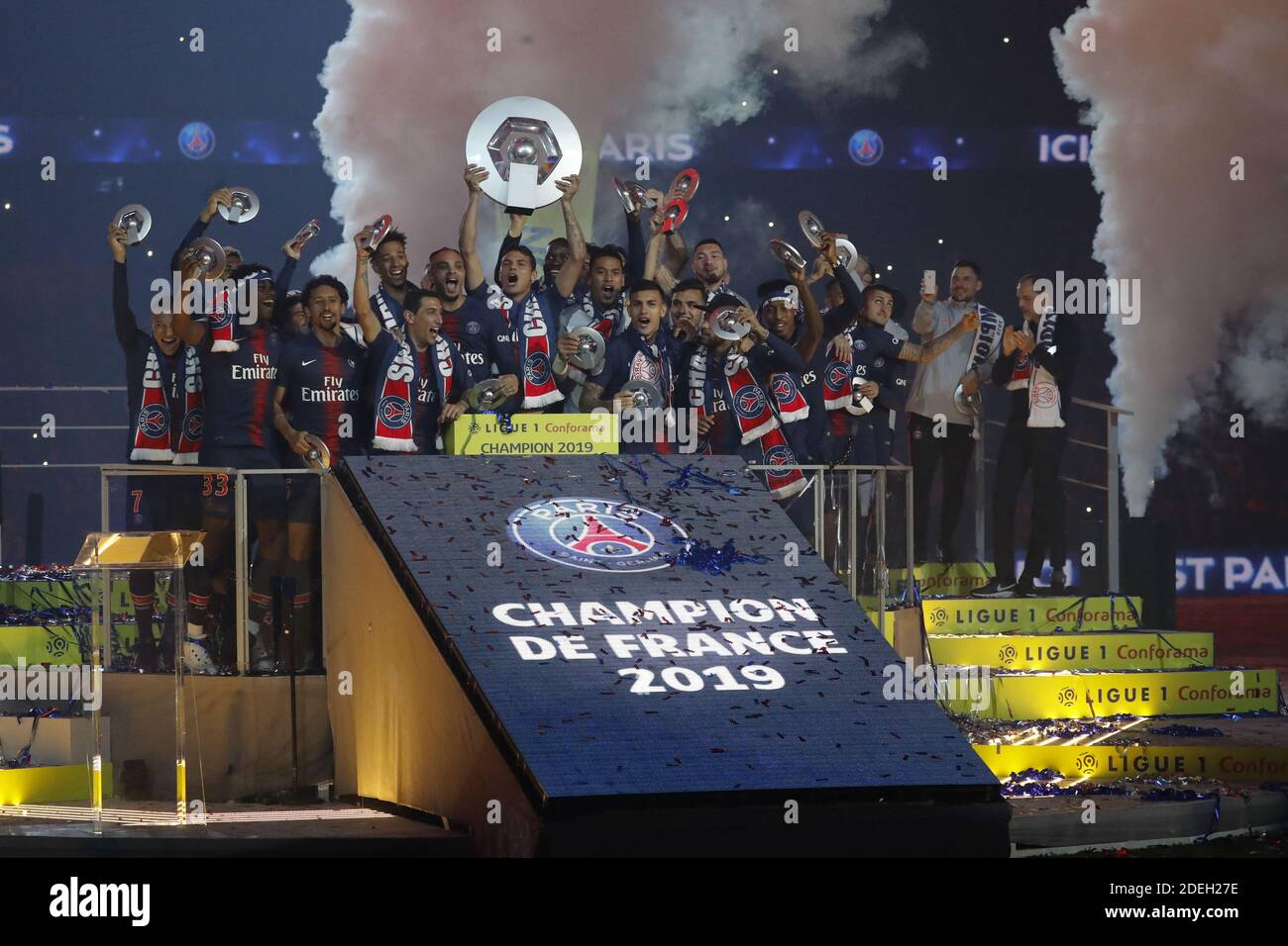 PSG players receiving the Hexagonal Trophy of winners of the French ...