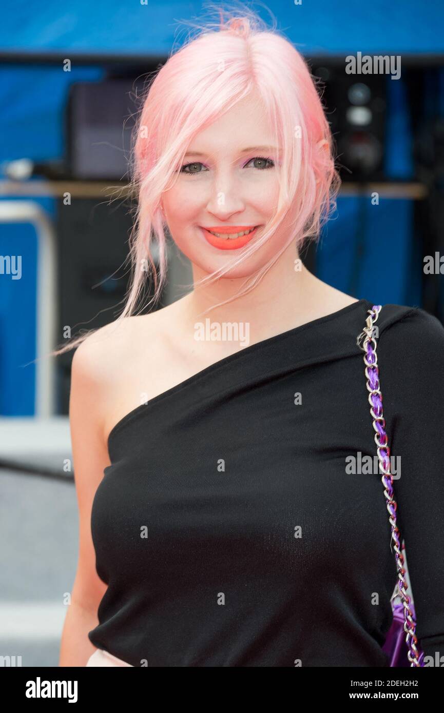 Alice on the Roof (Alice Dutoit) arriving on the red carpet of ...