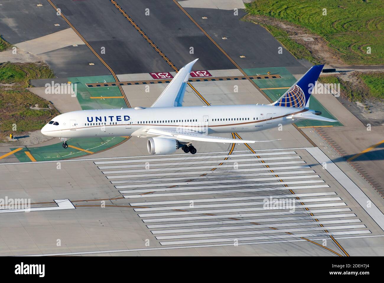 United Airlines Boeing 787-9 Dreamliner aircraft on final approach ...