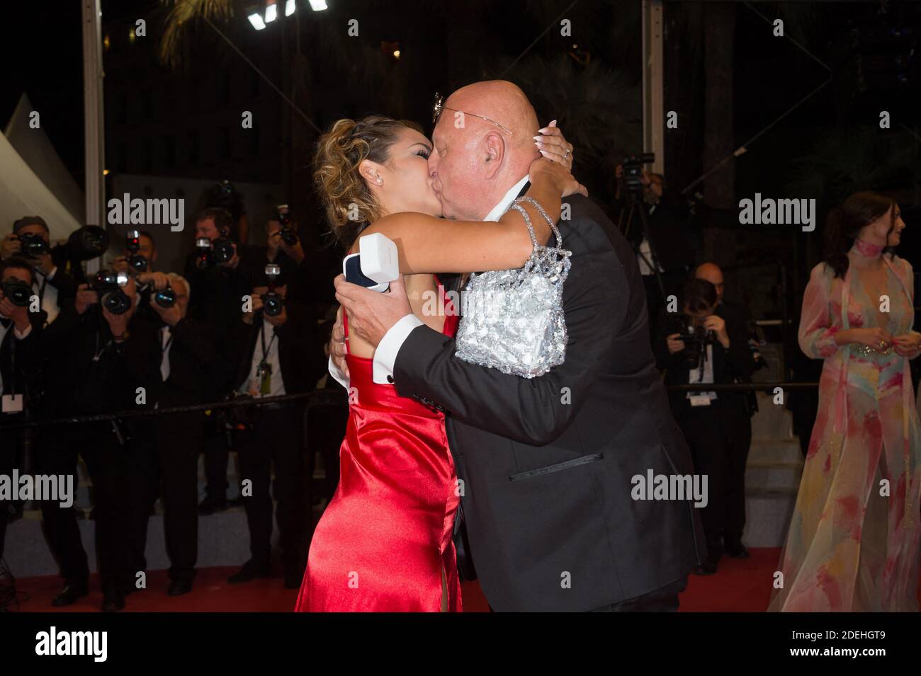 A guest proposes (wedding proposal) to his companion on the red carpet ...