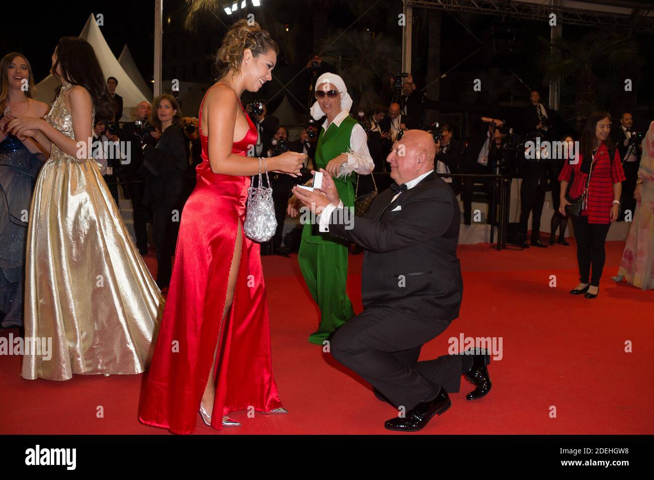 A guest proposes (wedding proposal) to his companion on the red carpet ...