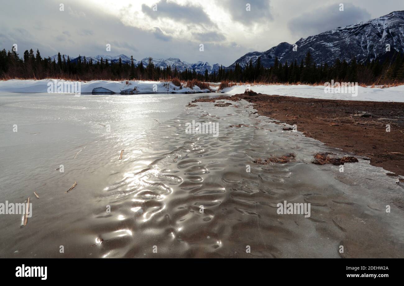 Snowy peaks icy lake hi-res stock photography and images - Alamy