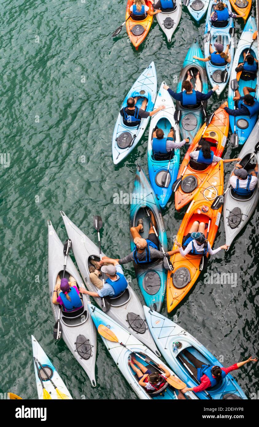 people in colorful kayaks for a kayak tour on the Chicago River Stock ...