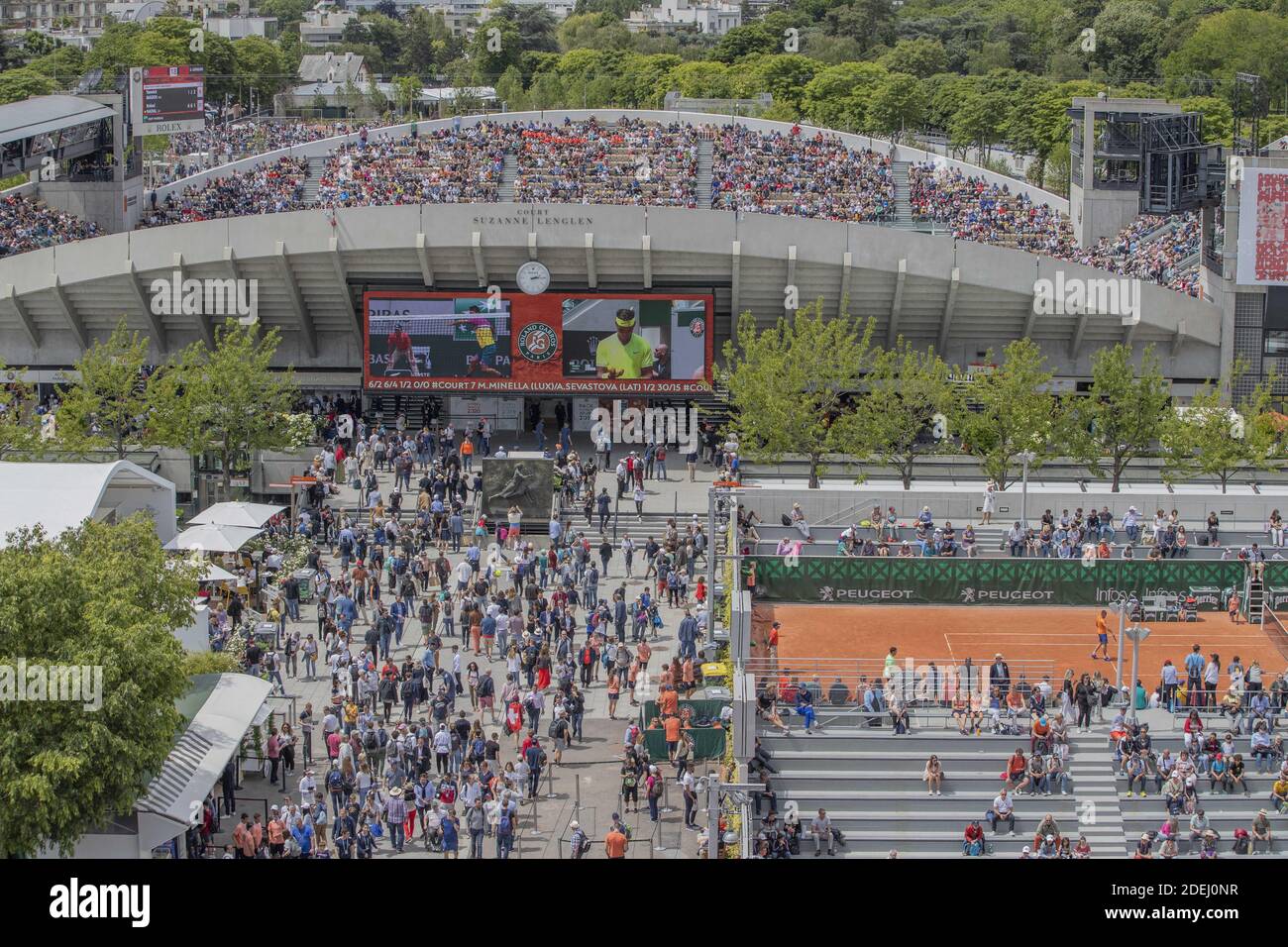 Atmosphere during day three of The Roland Garros 2019 French Open ...