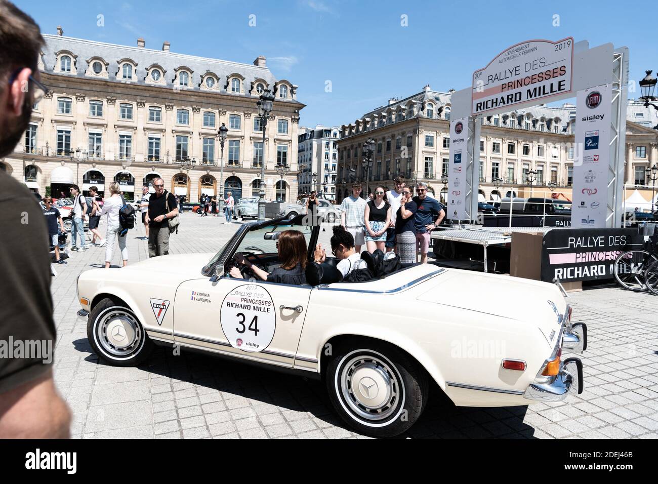 Mercedes 280 sl hi-res stock photography and images - Alamy