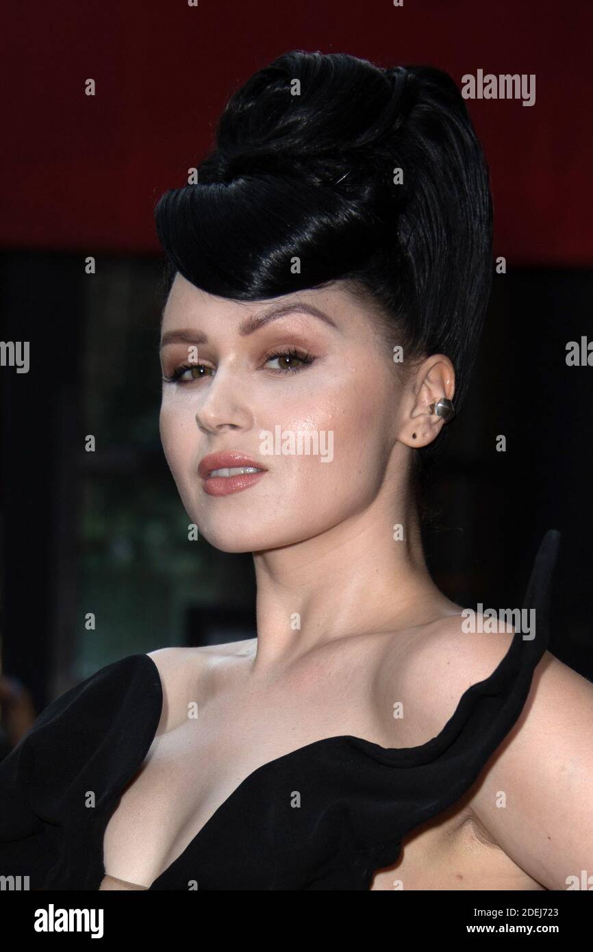 Viktoria Modesta attending the Bionic ShowGirl Premiere at the Crazy ...