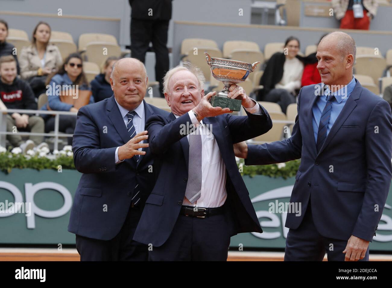 Australis's Tennis Legend Rod Laver got a commemorative trophy before ...