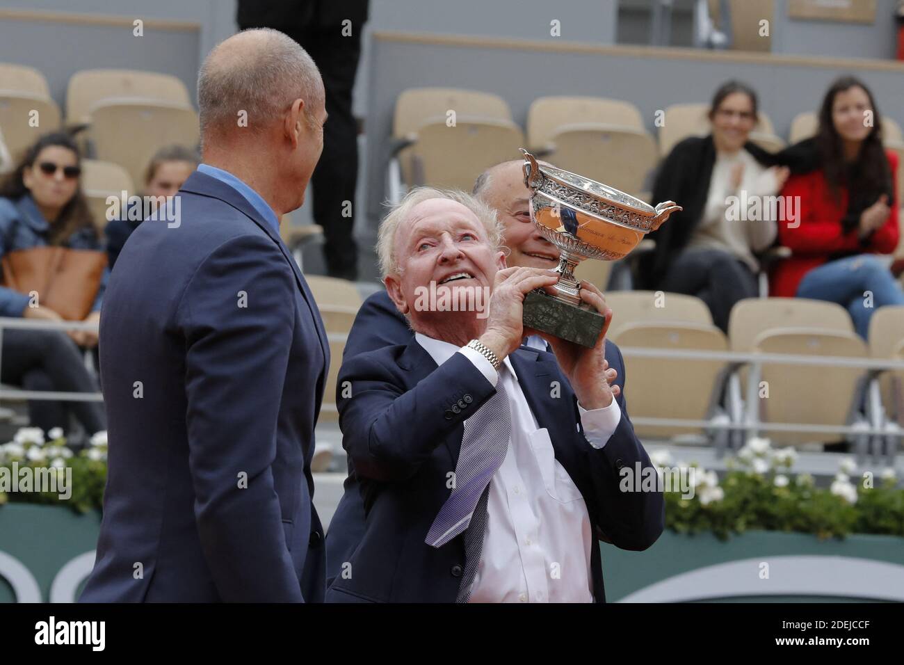 Australis's Tennis Legend Rod Laver got a commemorative trophy before ...