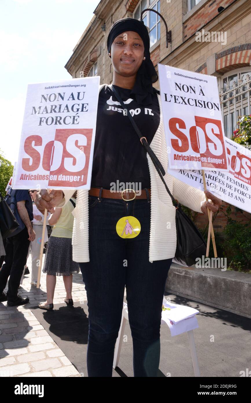 Women demonstrate against the practice of excision (female genital ...