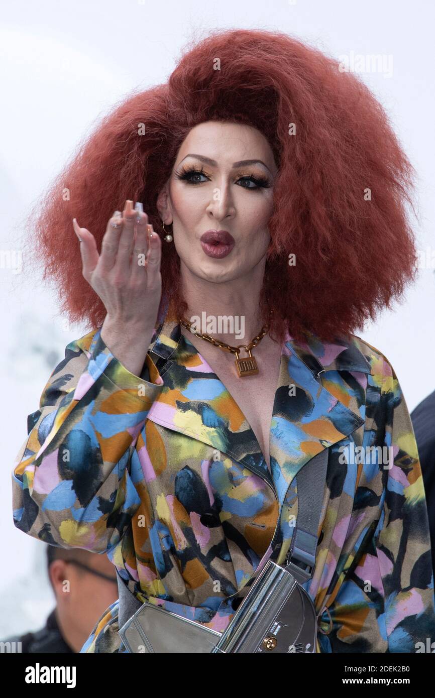 Paris france drag queen in hi-res stock photography and images - Alamy