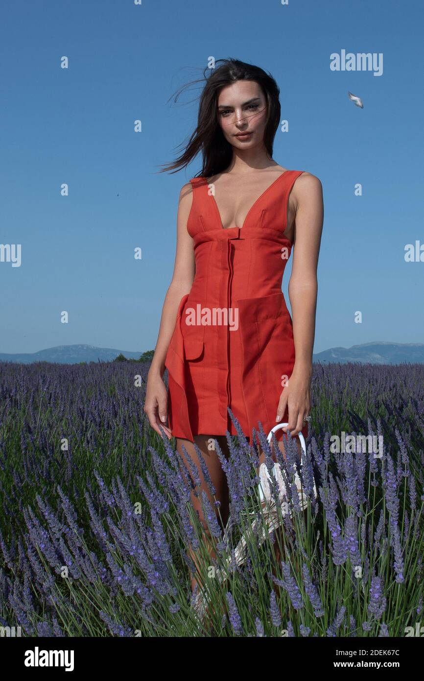 Emily Ratajkowski attending the Jacquemus Spring Summer 2020 show in ...