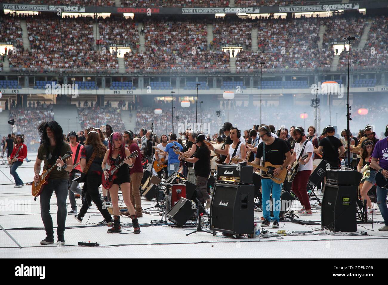 Ambiance lors du concert Rockin' 1000 au Stade de France a St-Denis ...