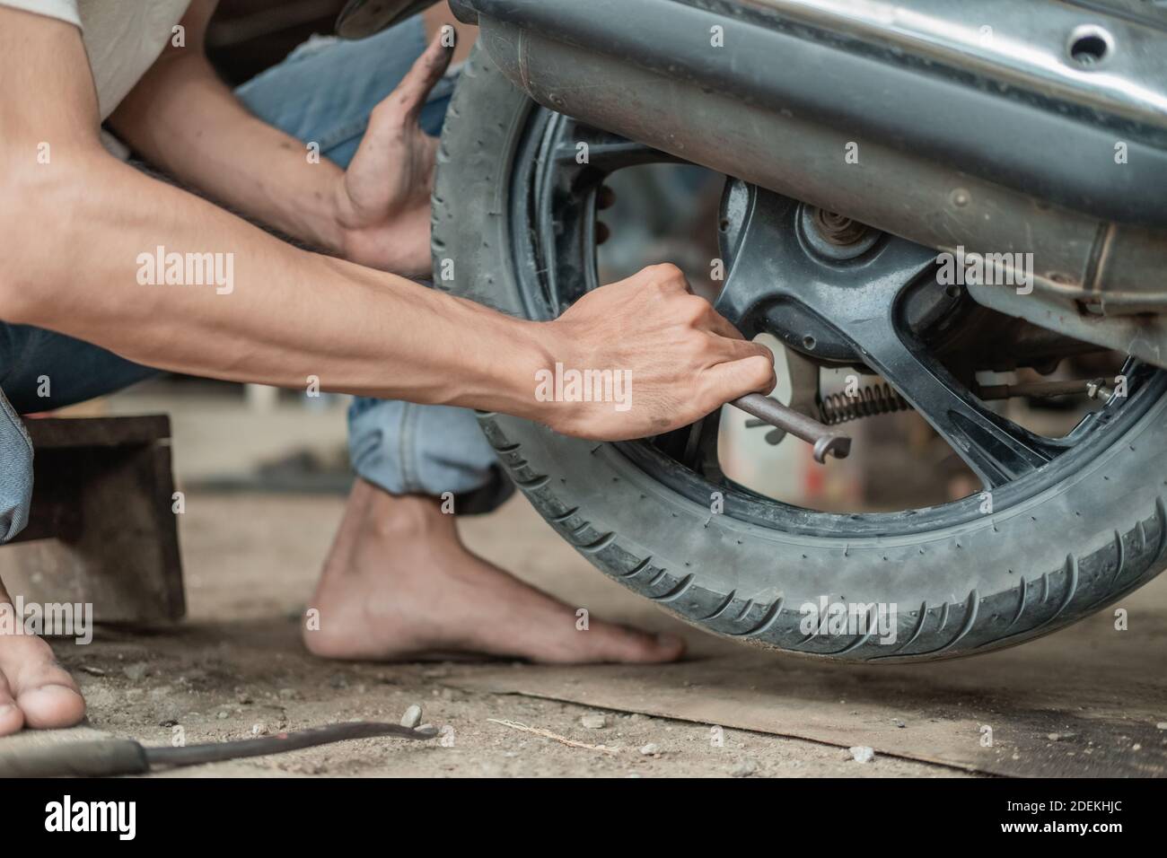 Person removing a flat tire hi-res stock photography and images - Alamy