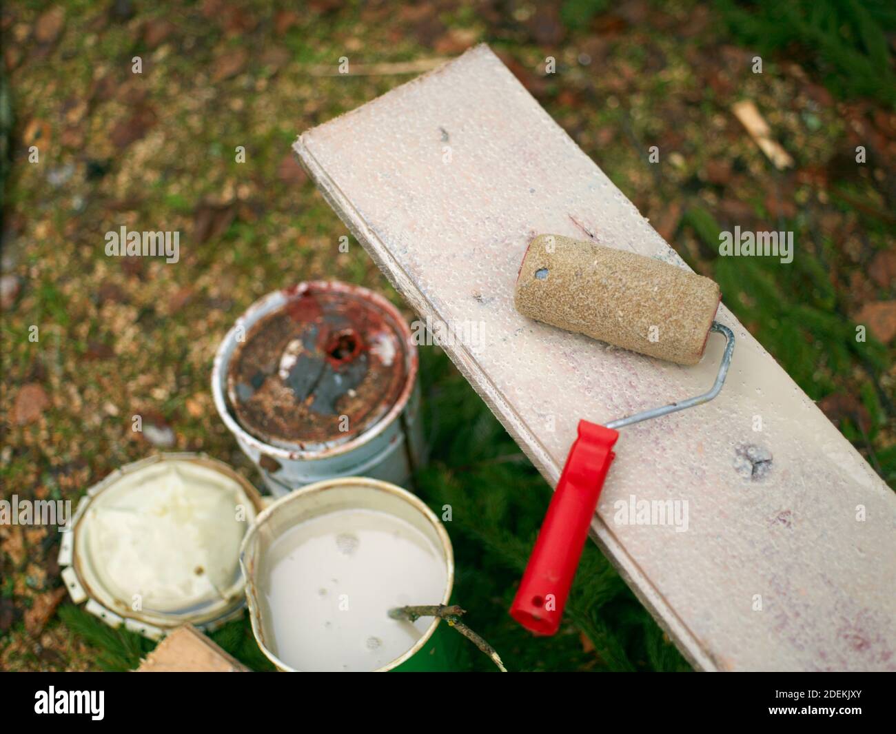 Open paint tins hi-res stock photography and images - Alamy
