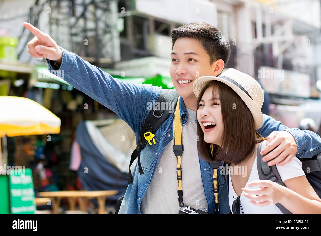 Young happy Asian couple tourist backpackers enjoy visiting Khao San ...