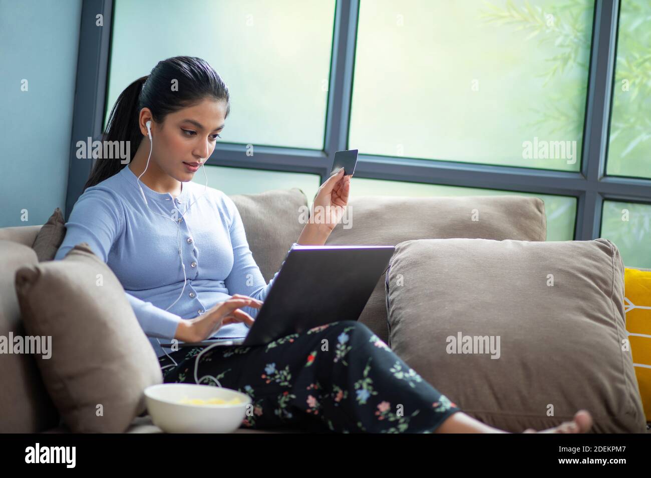YOUNG WOMAN MAKING PAYMENT ONLINE THROUGH HER CARD Stock Photo - Alamy