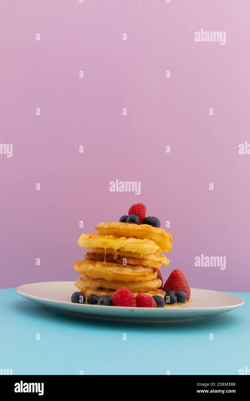 Blue pink background hi-res stock photography and images - Alamy