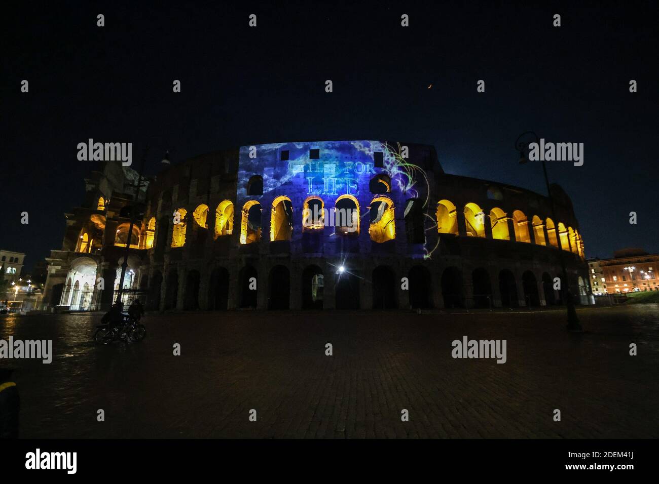 Rome, the colosseum lights up with Projections against the death ...