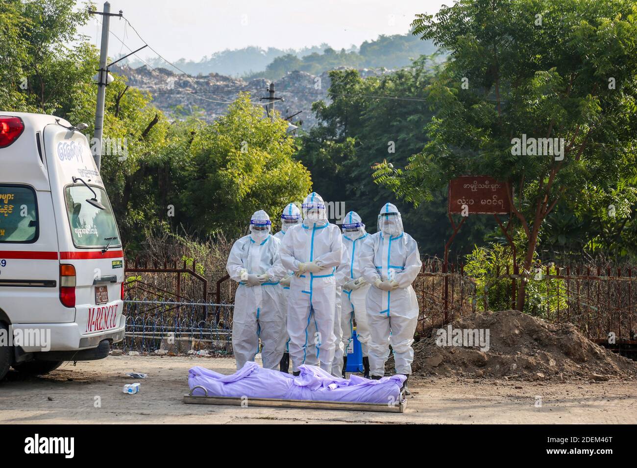 Corona dead body carrying hi-res stock photography and images - Alamy
