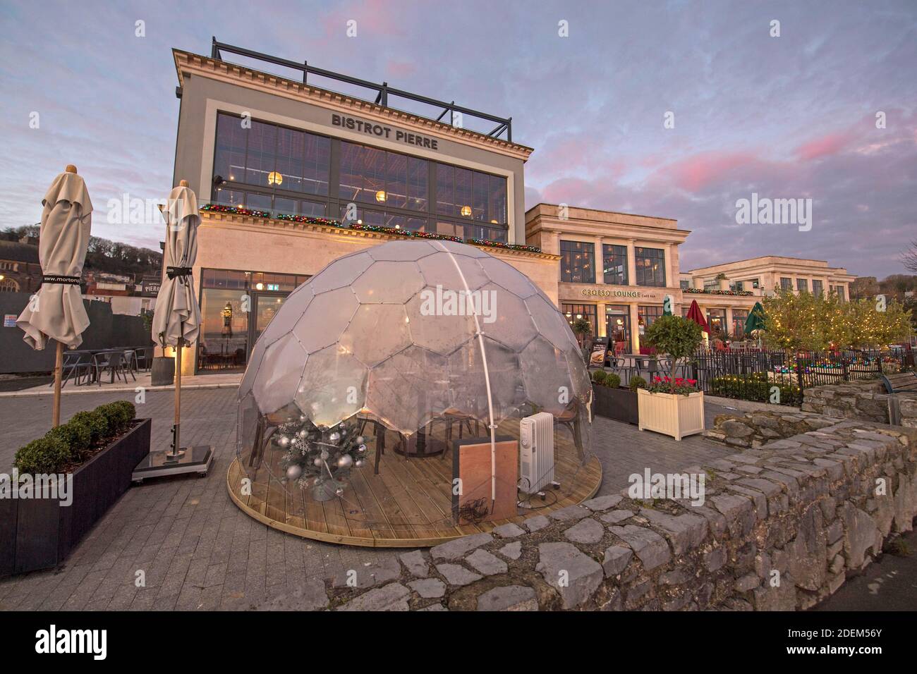 Mumbles eating pods hi-res stock photography and images - Alamy