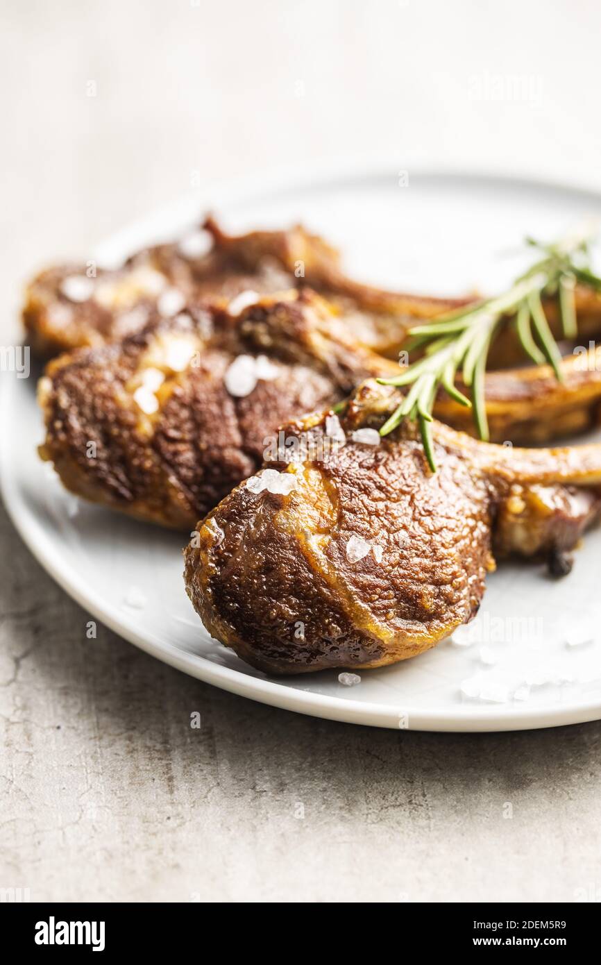 Grilled lamb chops on plate Stock Photo - Alamy