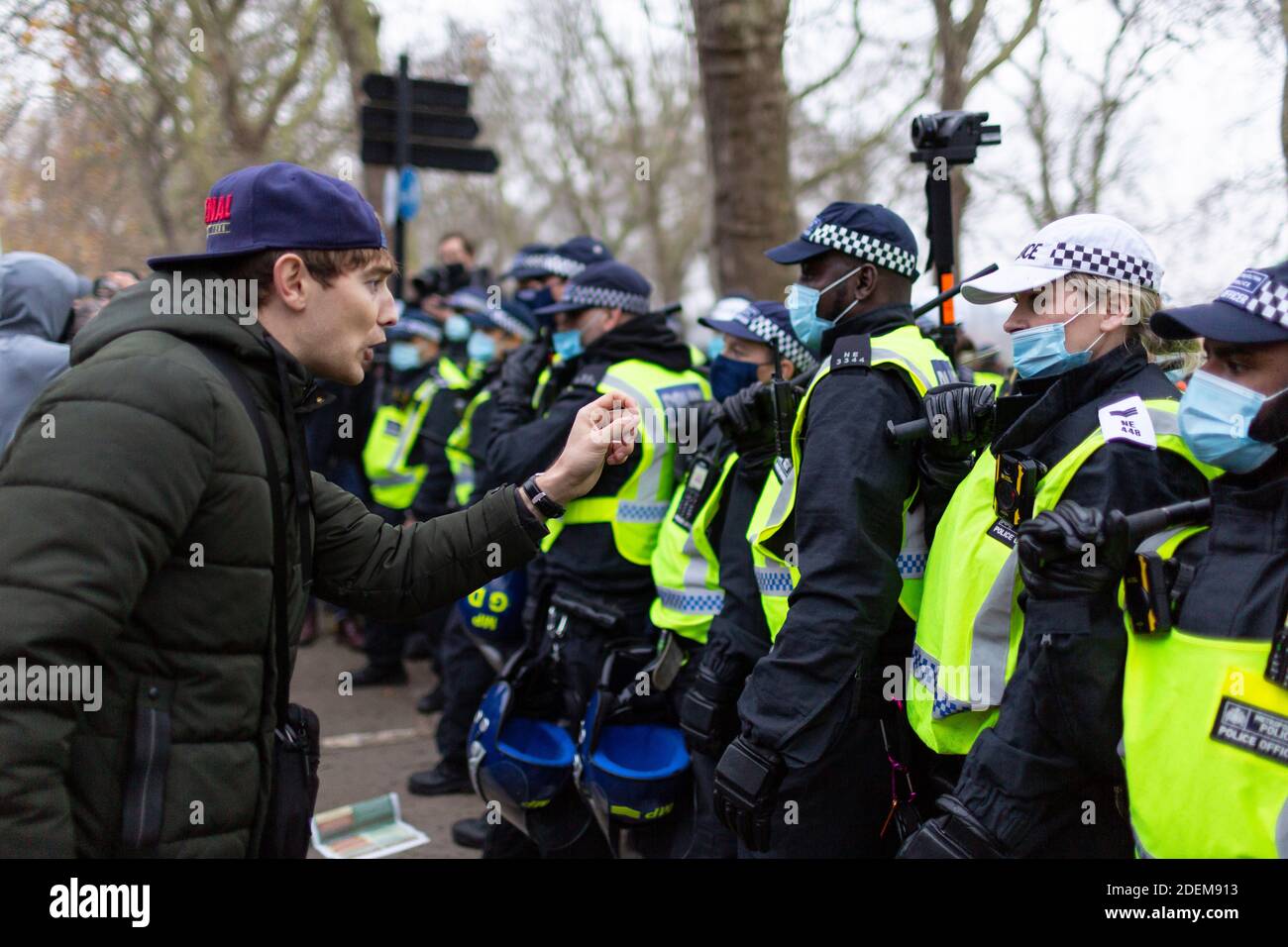 Police officers talking hi-res stock photography and images - Alamy