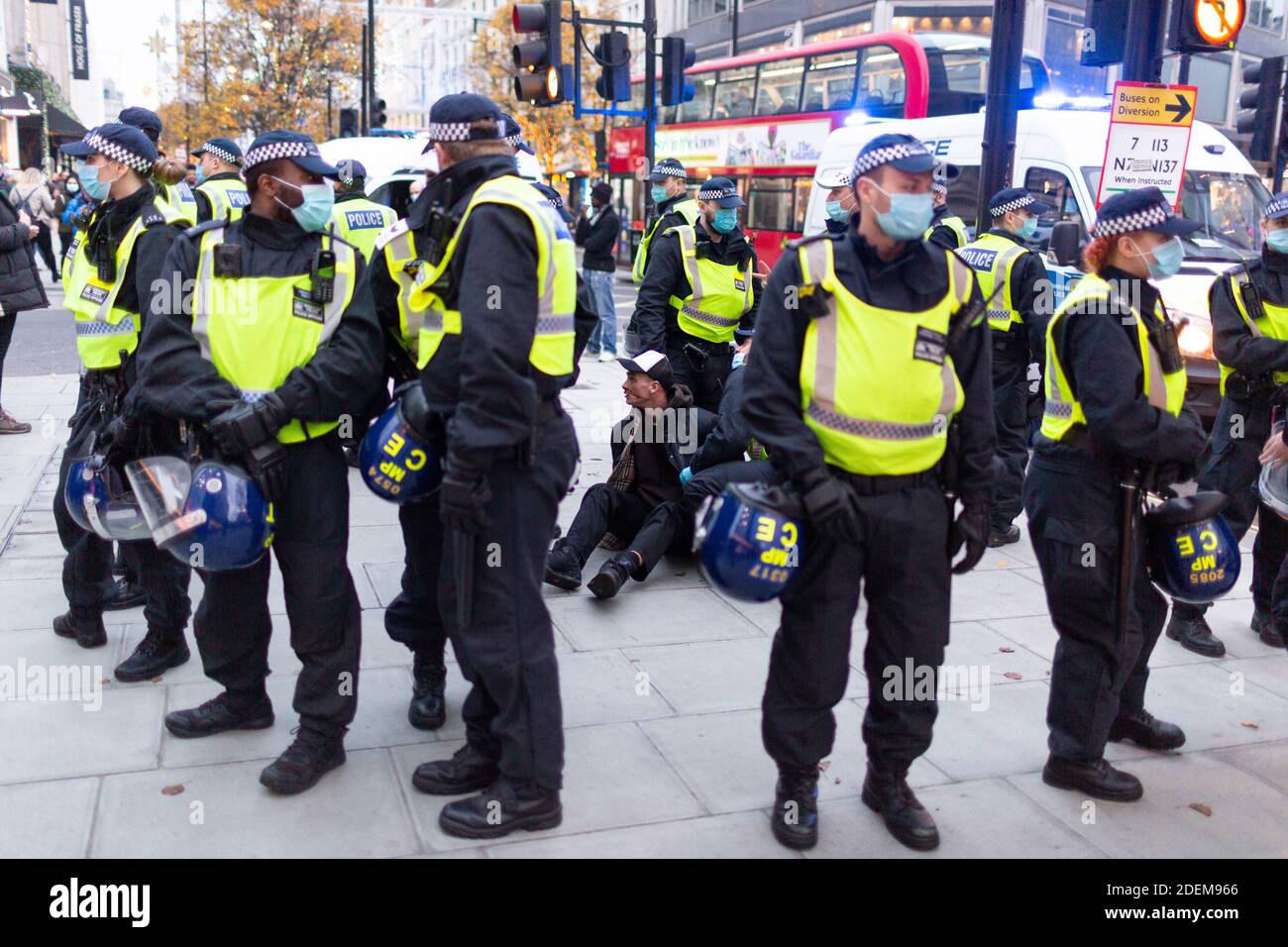 Anti-lockdown protest, Oxford Street, London, 28 November 2020. Police ...