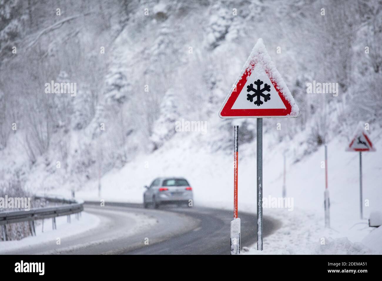 Danger of slippery roads hi-res stock photography and images - Alamy