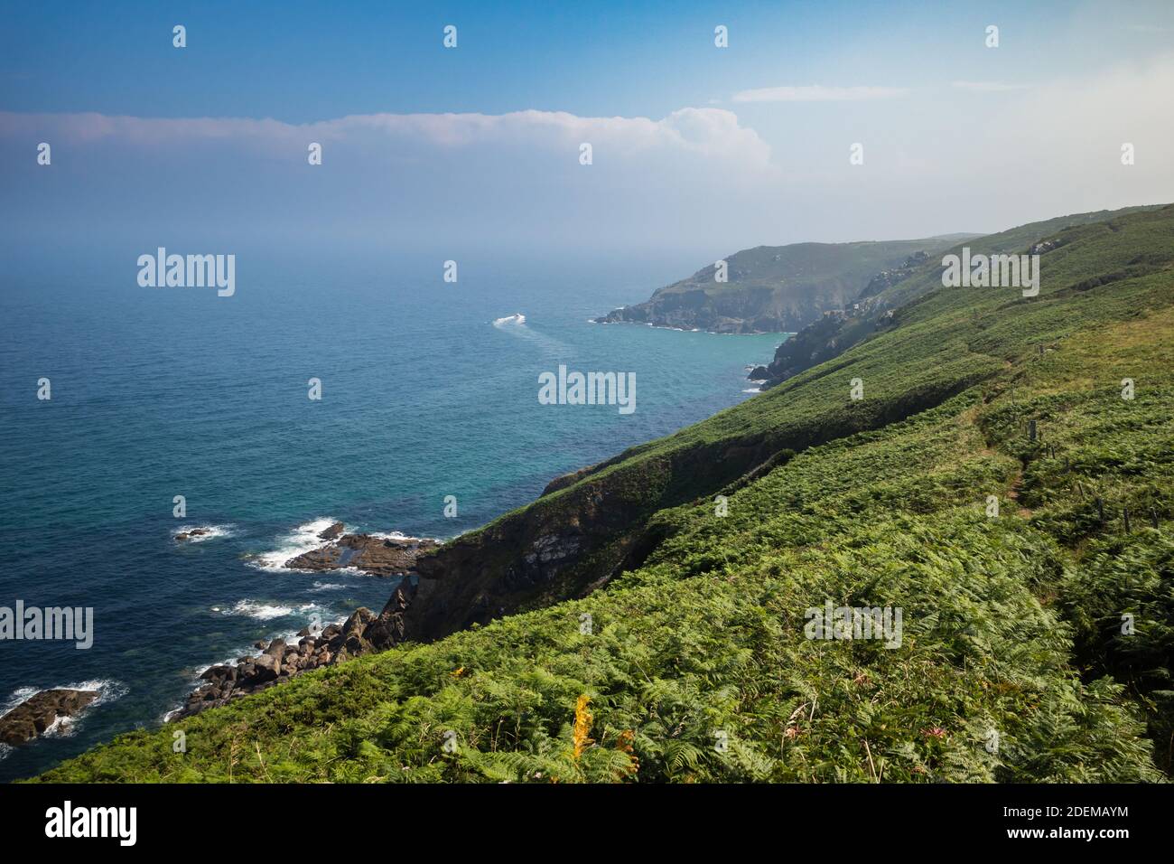 Cornwalli, UK: Cliffs and a beautiful blue sea along the Cornish coast ...