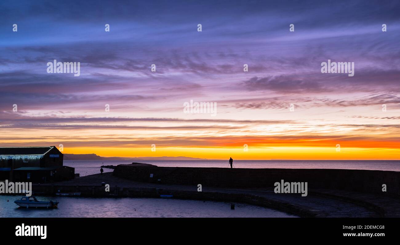 Lyme Regis, Dorset, UK. 1st December 2020. UK Weather: Beautiful dawn ...