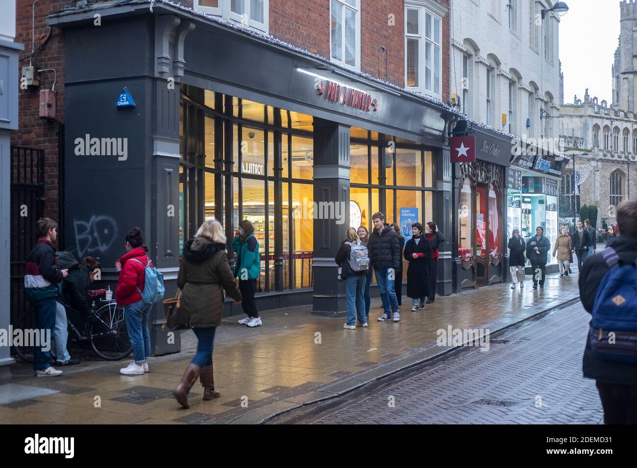 People line up outside a Pret in Cambridge, UK, 30/11/20 Stock Photo ...
