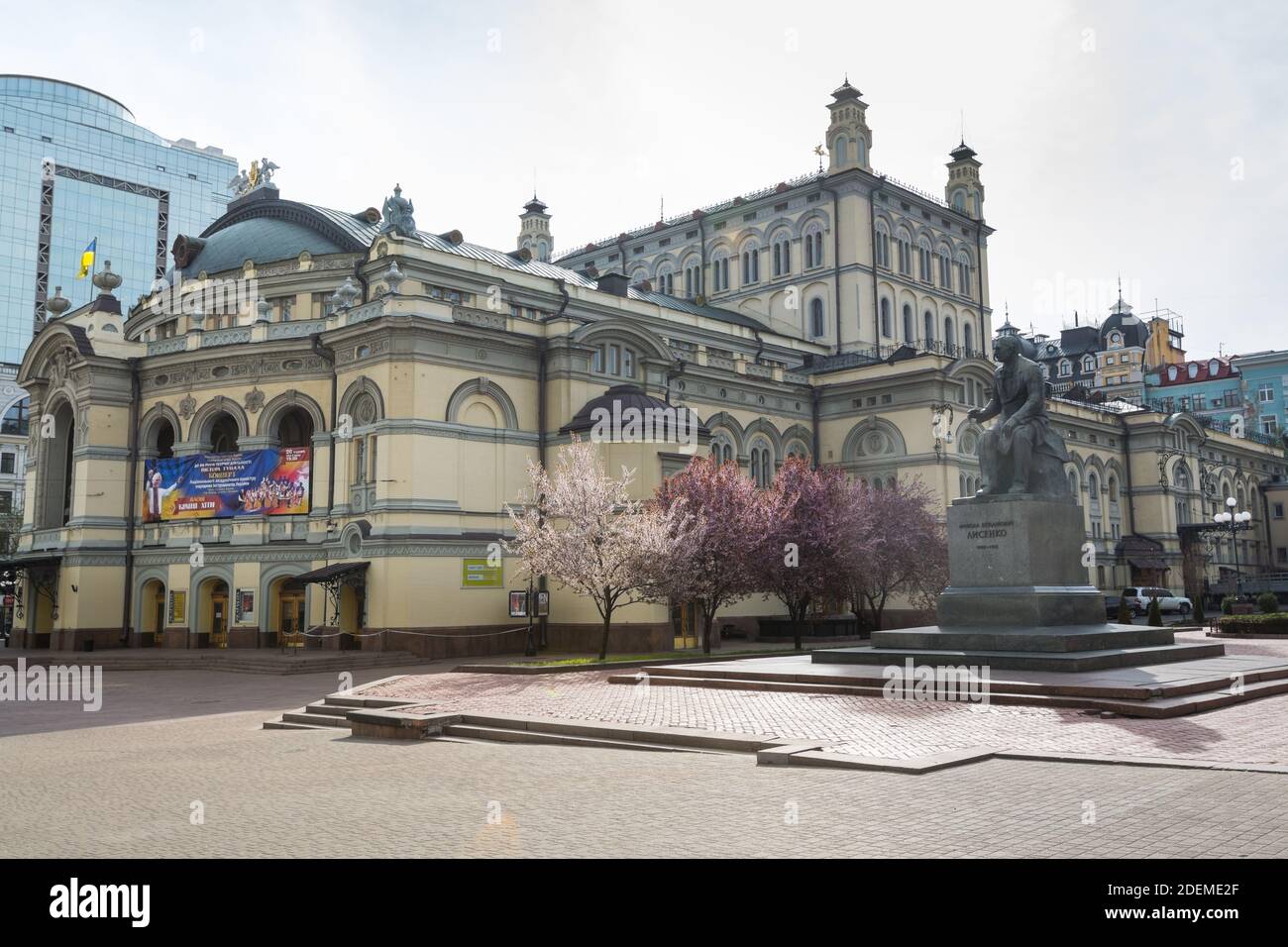 Building of National Opera of Ukraine in Kiev and monument to Mykola ...