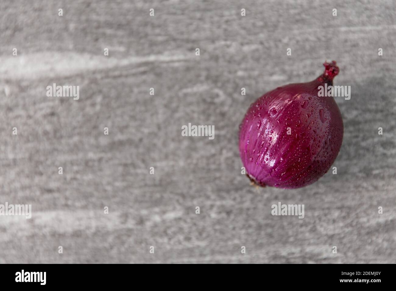 red onion on wet slate stone background Stock Photo - Alamy