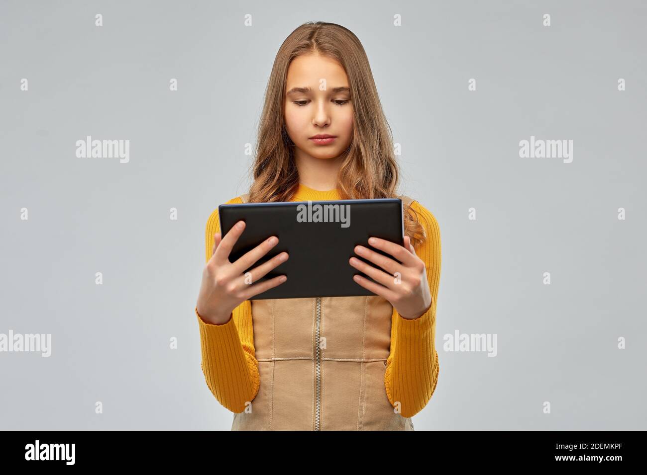 teenage girl using tablet computer Stock Photo - Alamy