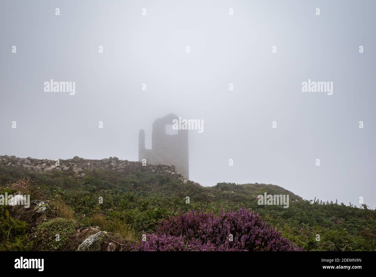 Pendeen, Cornwalli, UK: Ruins of the old tin mine in the mist. Along ...