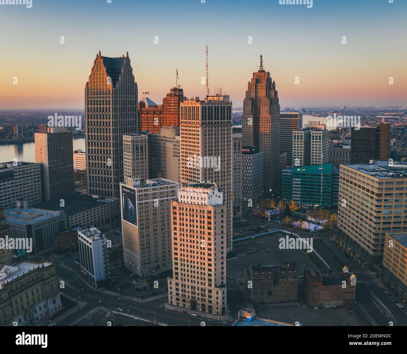 Aerial detroit city skyline river hi-res stock photography and images ...