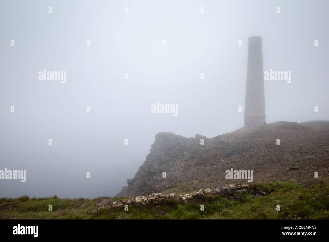 Pendeen, Cornwalli, UK: Old chimney on the old tin mine site in the ...