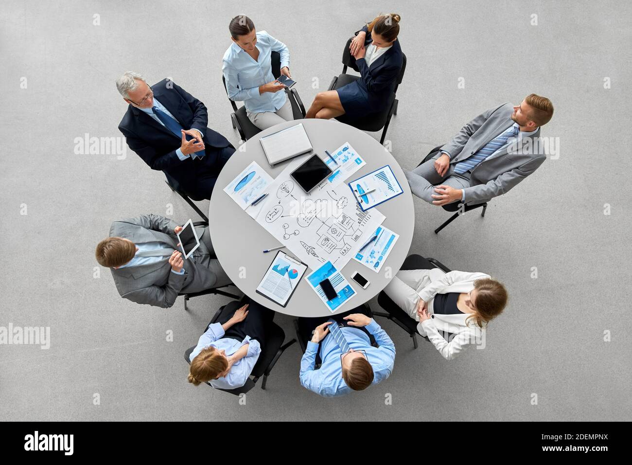 Team round table hi-res stock photography and images - Alamy